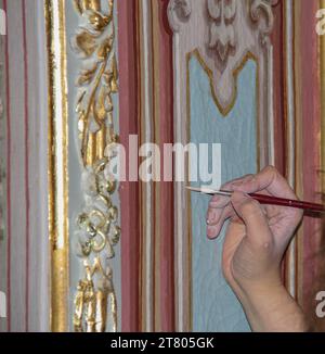 Traditional Gilding Technique with Gold Leaf Stock Photo - Alamy