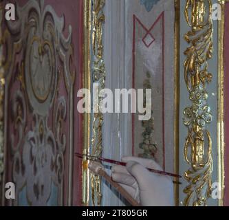 Traditional Gilding Technique with Gold Leaf Stock Photo - Alamy