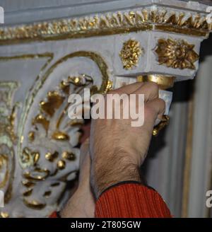 Traditional Gilding Technique with Gold Leaf Stock Photo - Alamy