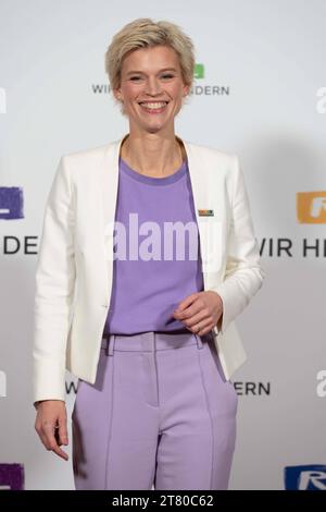 Verena FELS, Moderatorin, Portraet, Porträt, Portrait, Angeschnittenes ...