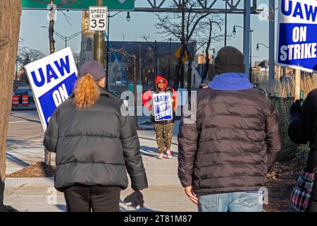 The Union members walk the picket line in support of the SAG-AFTRA and ...