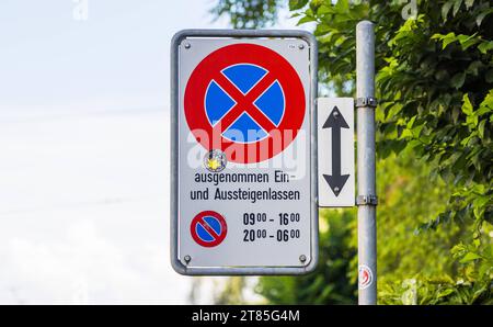 Halte- und Parkverbot Ein Schild besagt ein Halte- und Parkverbot ...