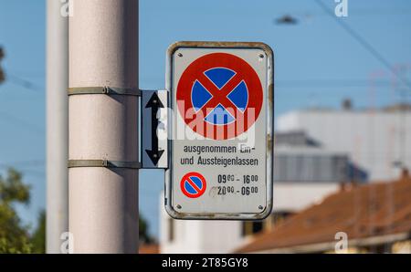 Halte- und Parkverbot Ein Schild besagt ein Halte- und Parkverbot ...