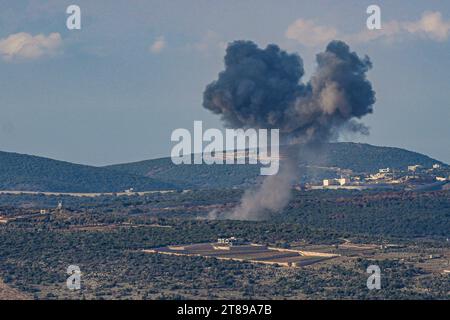 (231119) -- MOSHAV DOVEV, Nov. 19, 2023 (Xinhua) -- Smoke rises from a ...