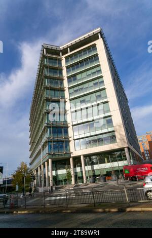 Modern architecture office building, Forbury Place, Reading, Berkshire ...