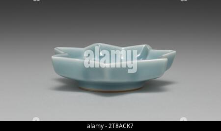 These saucers shaped like maple leaves show Seif? Yohei III’s “heavenly ...