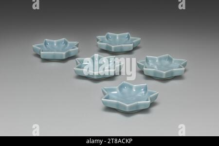 These saucers shaped like maple leaves show Seif? Yohei III’s “heavenly ...