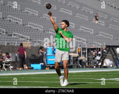 Gilbert, Arizona, USA. 18th Nov, 2023. Bo Nix (10) from Oregon Glares ...