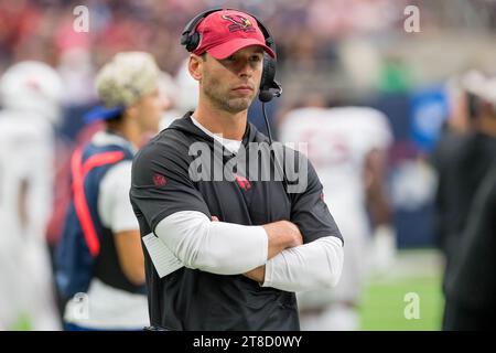 Arizona Cardinals head coach Jonathan Gannon, right, talks with ...
