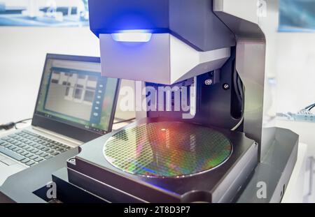 silicone wafer under the microscope Stock Photo - Alamy