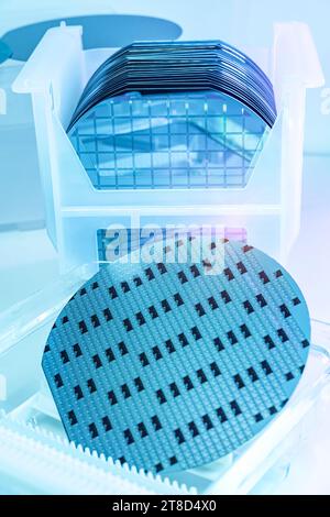 silicon wafers have a silicon dioxide coating sitting in a quartz wafer ...