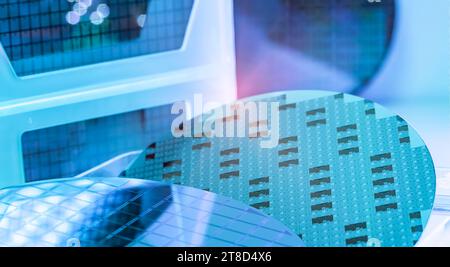 silicon wafers have a silicon dioxide coating sitting in a quartz wafer ...