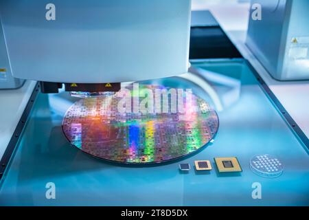 silicone wafer under the microscope Stock Photo - Alamy
