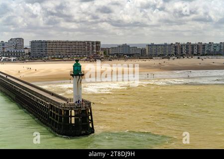 Leuchtturm der Hafeneinfahrt und Strand von in Calais, Frankreich ...