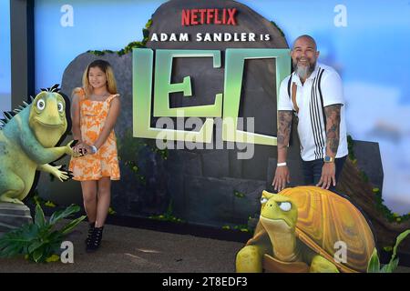 Mimi Maglinte mit Vater Derek Maglinte bei der Premiere des Netflix ...