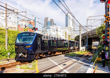 Regionalbahn Zug der Japan Rail JR East an der Saikyo Line bei Yoyogi ...