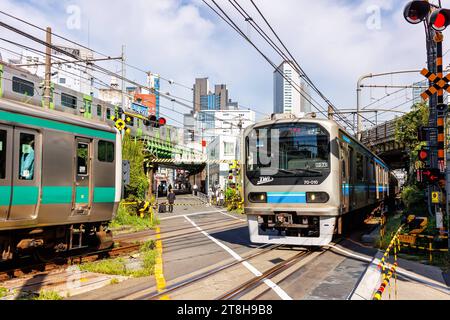 Regionalbahn Zug der Japan Rail JR East an der Saikyo Line bei Yoyogi ...
