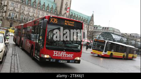 Ein Bus der Linie X35 der Hamburger Hochbahn AG in Richtung Groß ...