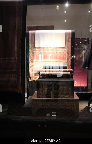 Thai Royal Textiles, Royal Textile Gallery, National Museum of Thailand ...