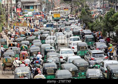 Mega Stau in Dhaka Vehicles stuck in the traffic jam in Dhaka ...