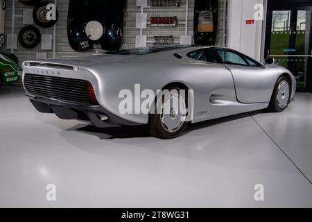 Prototype concept car Jaguar XJ220 British 1990s supercar in Gaydon ...
