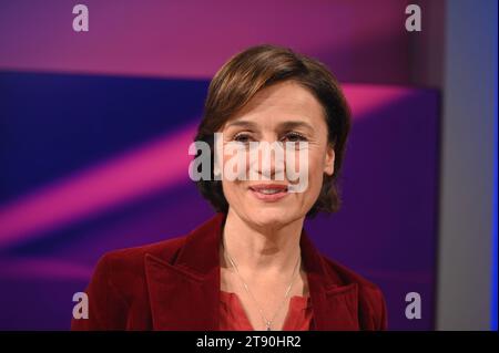 Moderatorin Sandra Maischberger in ihrer ARD Talkshow Maischberger ...