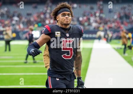Houston Texans safety Jalen Pitre (5) warms up before an NFL preseason ...