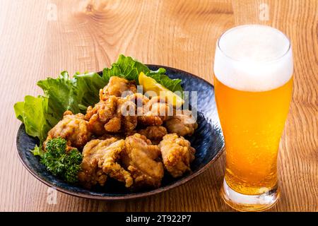 Japanese izakaya draft beer and fried chicken Stock Photo - Alamy