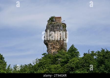 Kazchi-Säule, Katskhi-Säule, kleines Kloster auf dem Gipfelplateau der ...