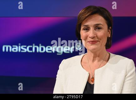 Moderatorin Sandra Maischberger posiert in Ihrer ARD Talkshow ...