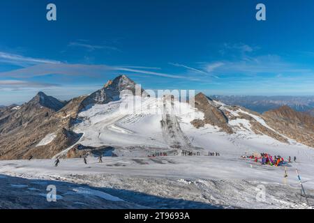 Year-round ski resort, Hintertux Glacier (3) (250m), skiers, Hintertux, Zillertal Alps, alpine ...