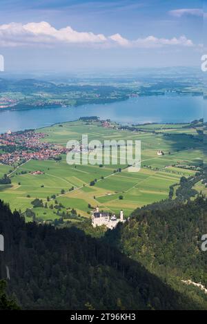 View from the summit of the 2047 meter high Säuling to the Forggensee ...