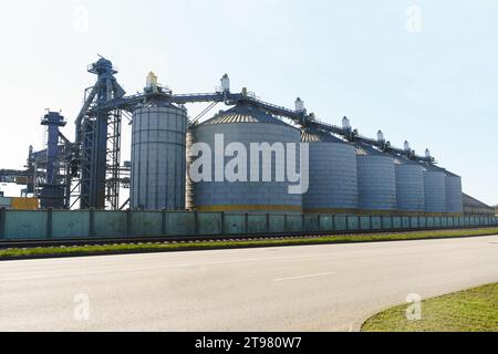 Grain terminal in the seaport. Logistics concept Stock Photo - Alamy