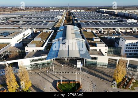 Neue Messe Muenchen im Stadtteil Messestadt Riem, Eingang West mit ...