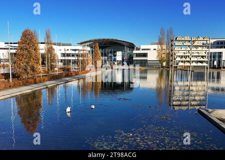 Neue Messe Muenchen im Stadtteil Messestadt Riem, Eingang West mit ...