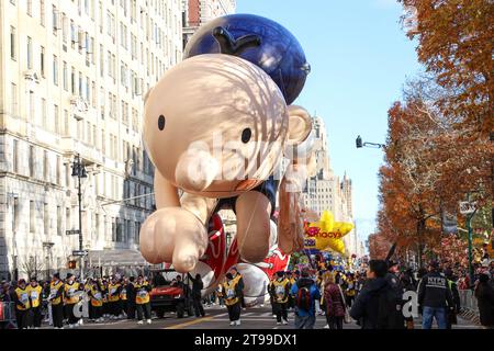 The Beagle Scout Snoopy & best friend Woodstock float at the 2023 Macy ...