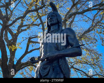 Statue of Massasoit, Leader of the Wampanoag Confederacy in Plymouth ...