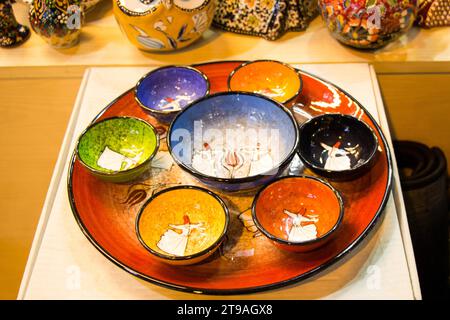 Traditional Turkish ceramic plates in bazaar Stock Photo - Alamy