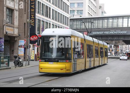 Straßenbahn der BVG auf der Friedrichstraße Linie M1 - Ziel Rosenthal ...