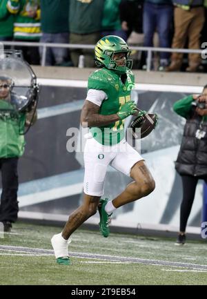 Eugene, USA. 24th Nov, 2023. The Oregon Ducks offensive unit prepares ...