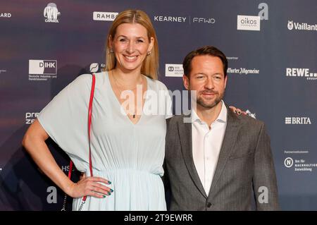 Andrea Gerhard mit Partner David Wehle bei der Verleihung des 16 ...