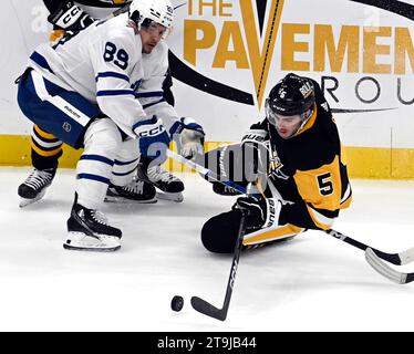 Toronto Maple Leafs' Nicholas Robertson (89) moves the puck against the ...