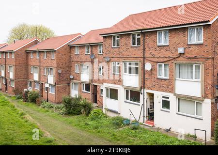 Row of terraced houses, block of maisonettes and flats in York city ...