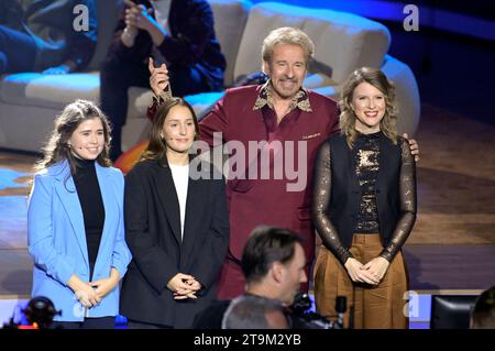 Thomas Gottschalk mit den Wettkandidatinnen Michaela Frank, Hund Amie ...