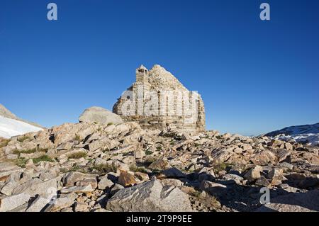 Muir Hut at Muir Pass on the PCT and JMT in Kings Canyon National Park ...