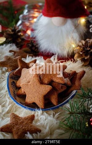 Festive Christmas atmospheric gingerbread cookies with cup of cocoa ...