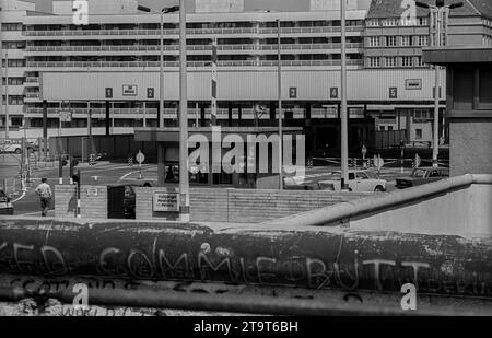 Kontrollpunkt DDR, Berlin, 22.5.1990, die Mauer am DDR Grenzübergang ...