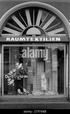 Ausverkauf DDR, Berlin, 22.5.1990, Schaufensterdekoration, Toskana ...