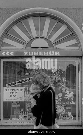 Ausverkauf DDR, Berlin, 22.5.1990, Schaufensterdekoration, Toskana ...