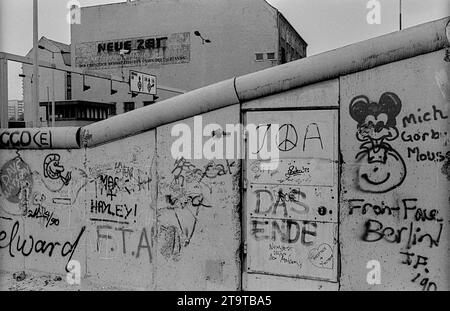 Graffiti DDR, Berlin, 30.04.1990, Graffiti an der Mauer zwischen ...